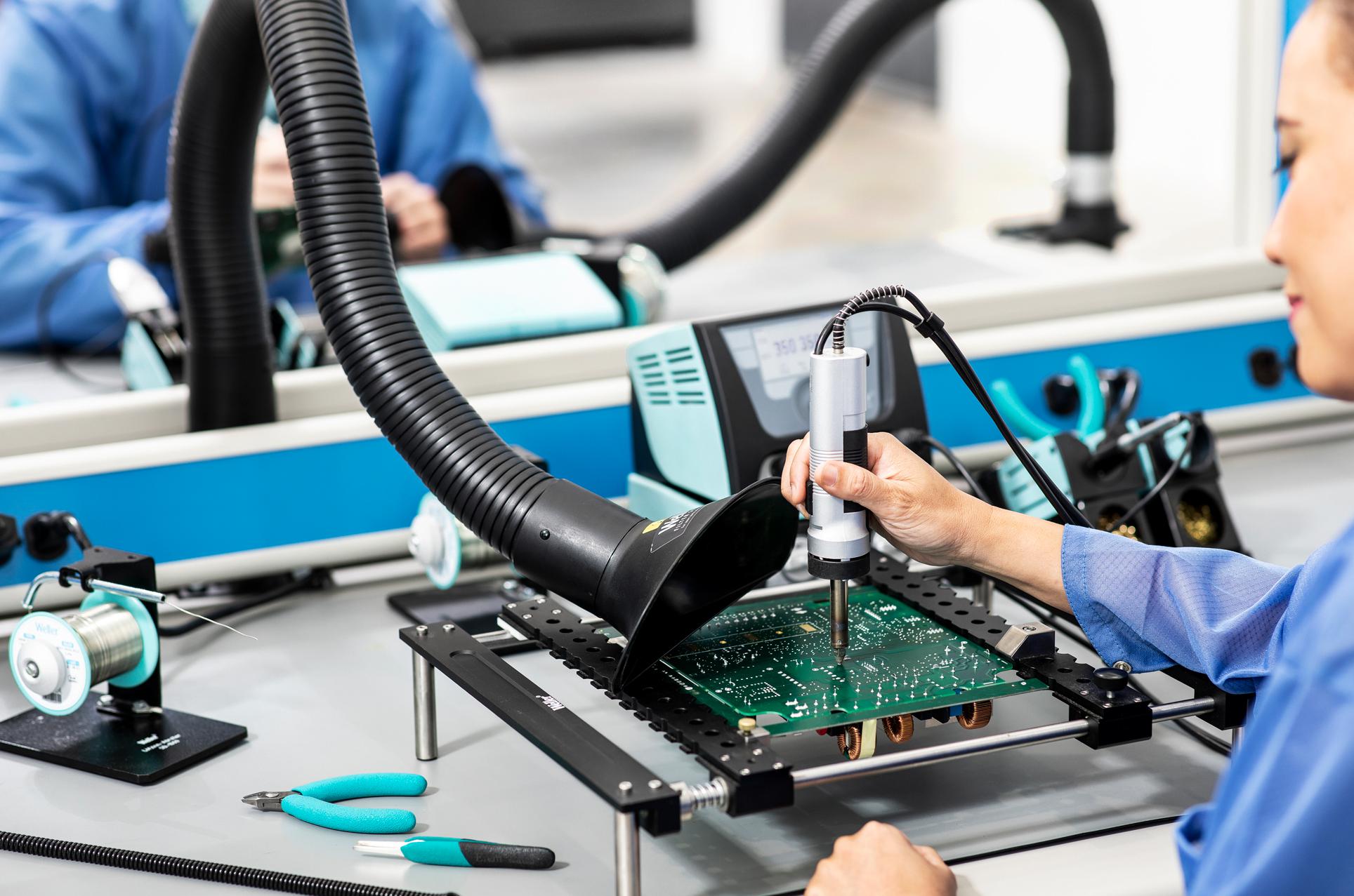 T0053452699 - Weller - Soldering Rework Station with 1 Air and 1 Vacuum ...